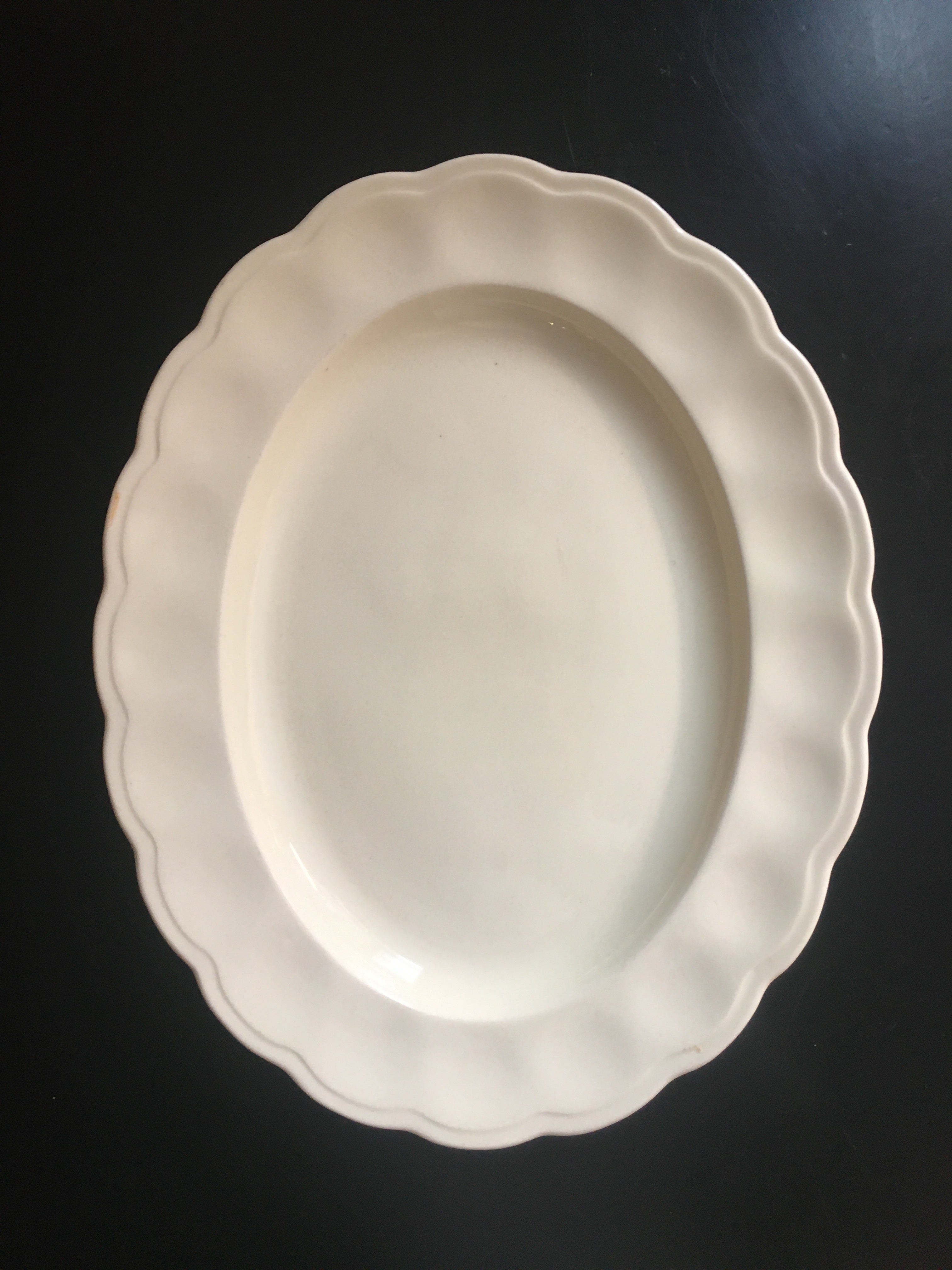 Scalloped edge serving dish – Kollaget